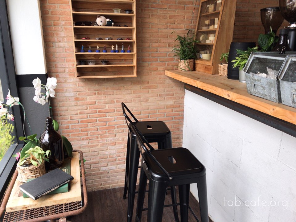 朝から営業。ノマドワークに使えそうなサンティタムのカフェ「OMBRA CAFFE NO3」 | たびcafe